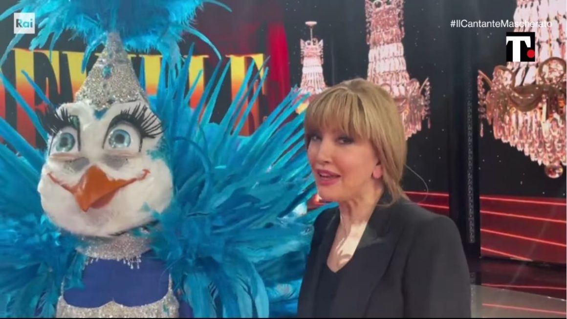 Chi è la Gallina Bluebell de “Il cantante mascherato 2022”? - True News.